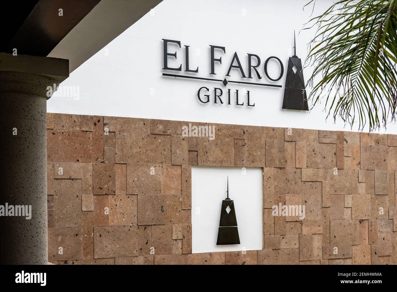 Le restaurant El Faro Grill sert des fruits de mer et une cuisine ...