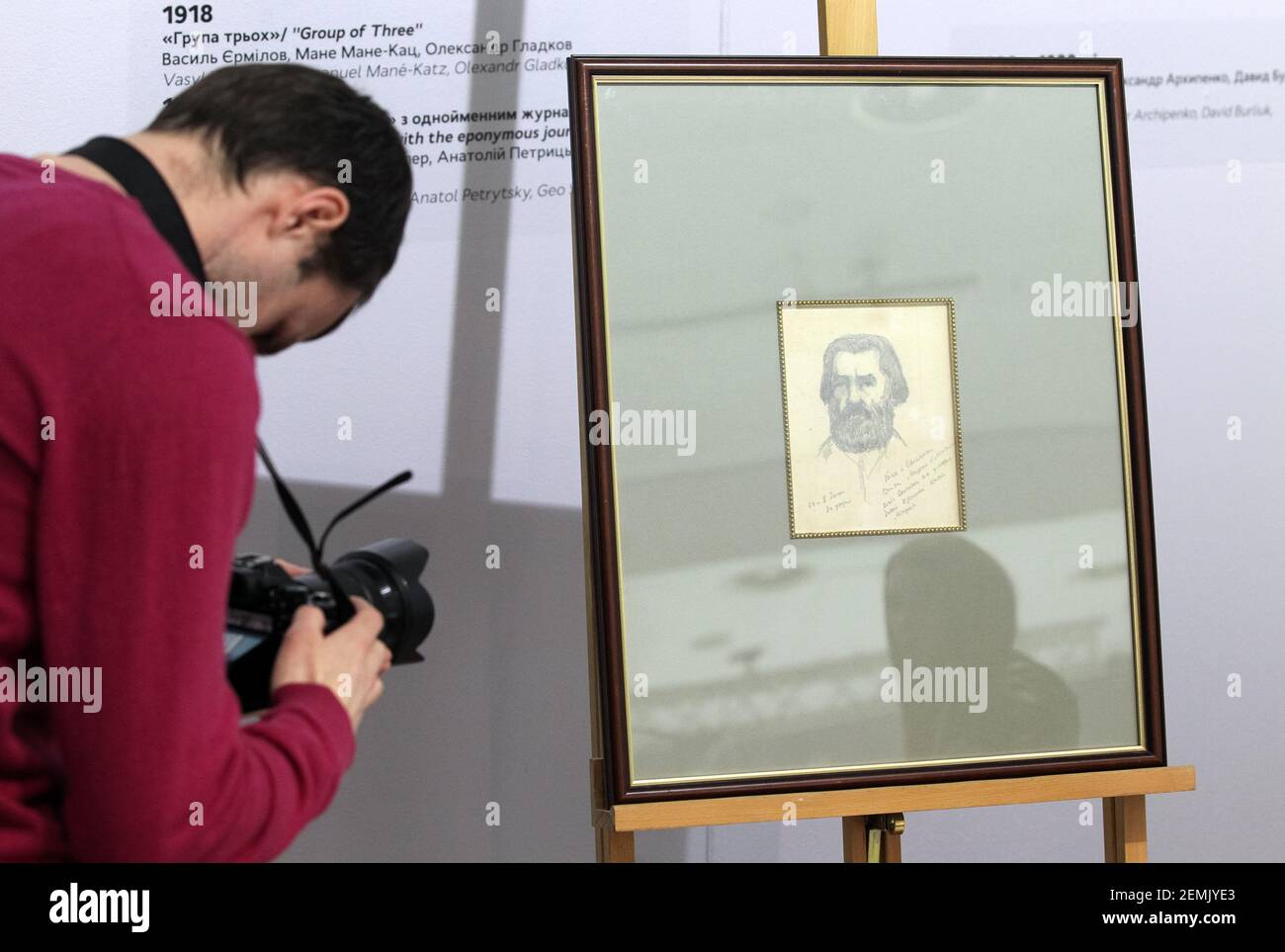 Un homme prend des photos d'un autoportrait de l'artiste russe Kazimir ...