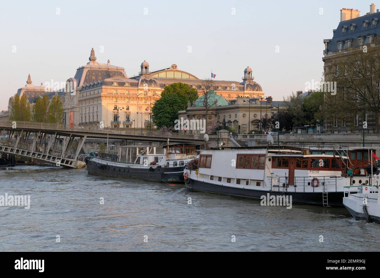 Barges on the seine river Banque de photographies et d’images à haute ...