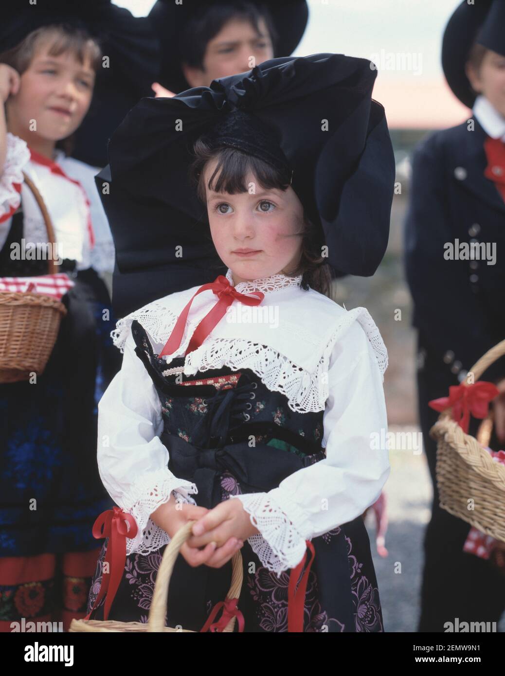 France. Alsace. Obernai. Festival. Petite fille et garçons en robe ...