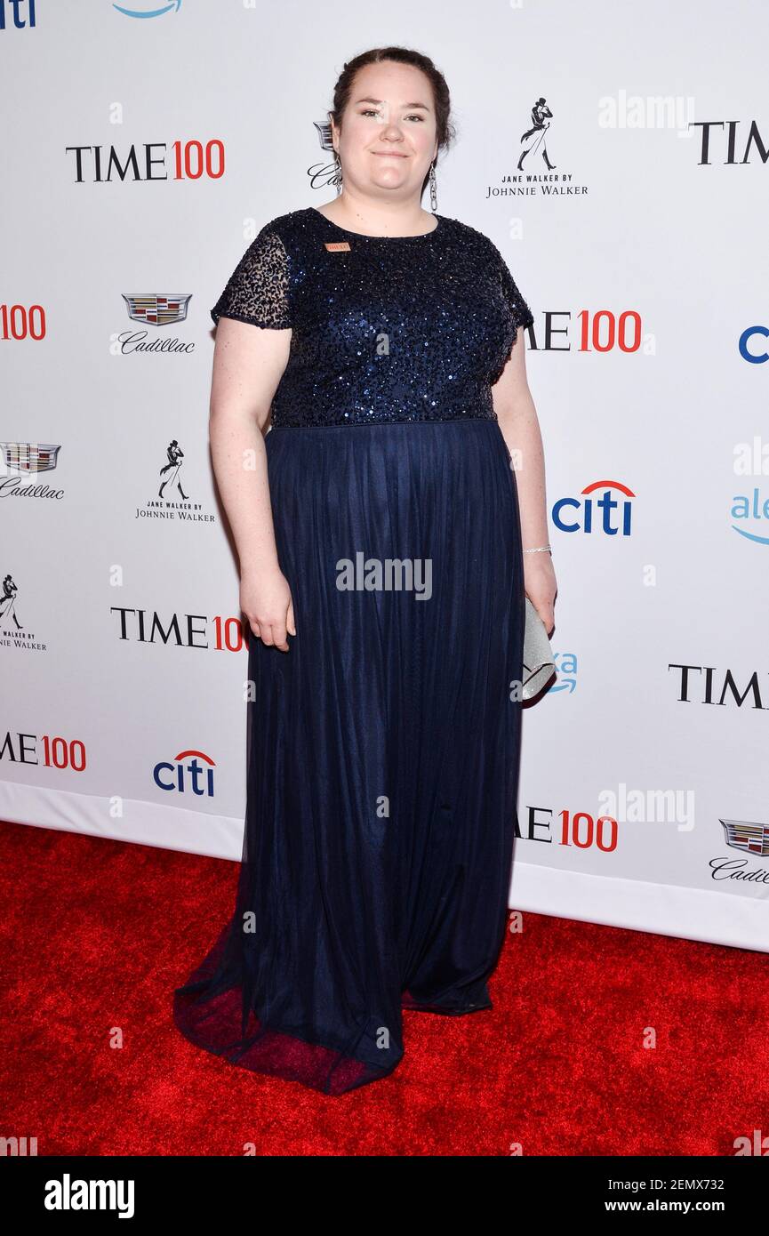 Emily Comer marchant le tapis rouge à l'époque 2019 100 personnes les ...