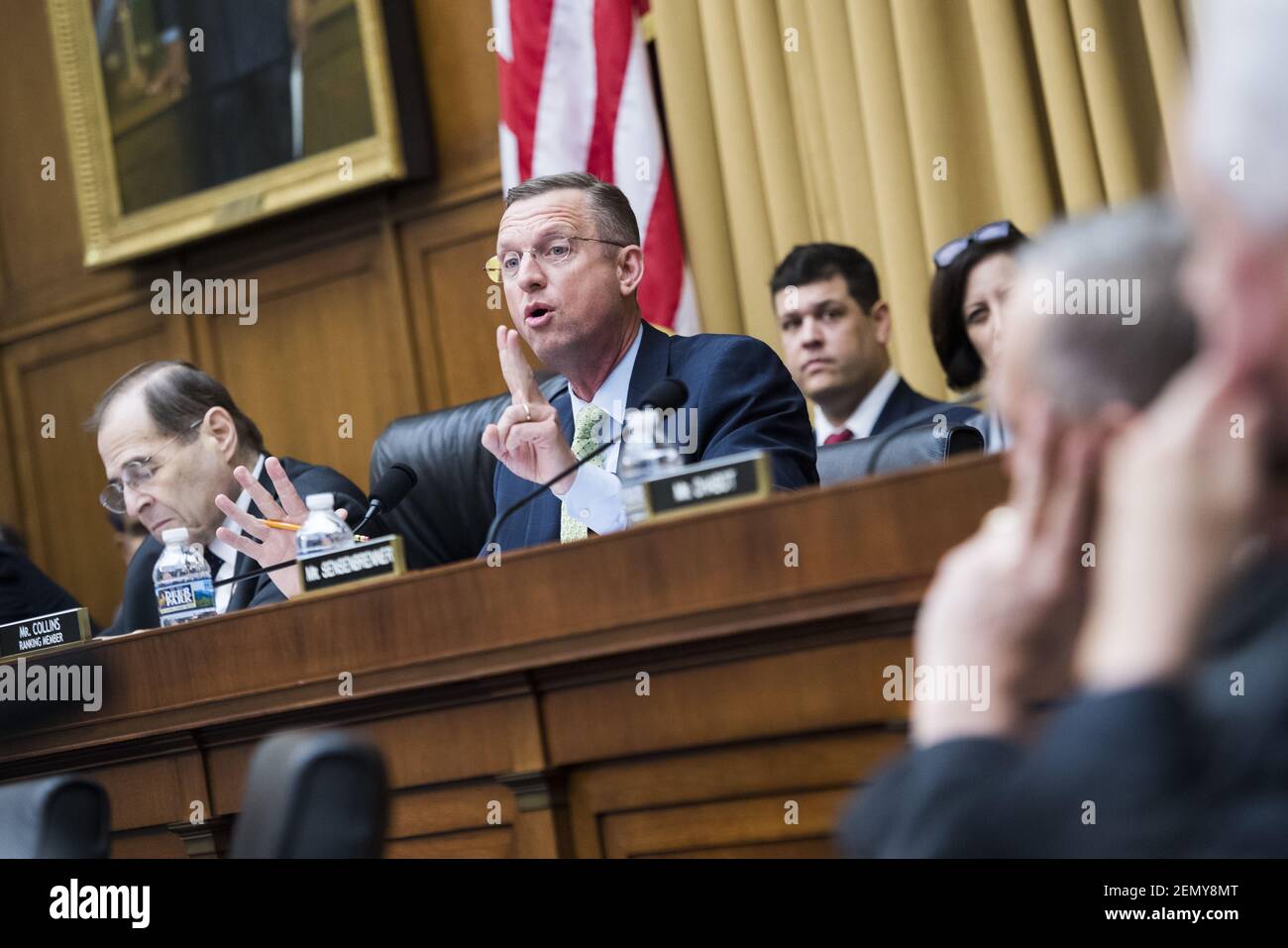 ÉTATS-UNIS - 2 MAI : Doug Collins, député de rang, à droite, et le ...