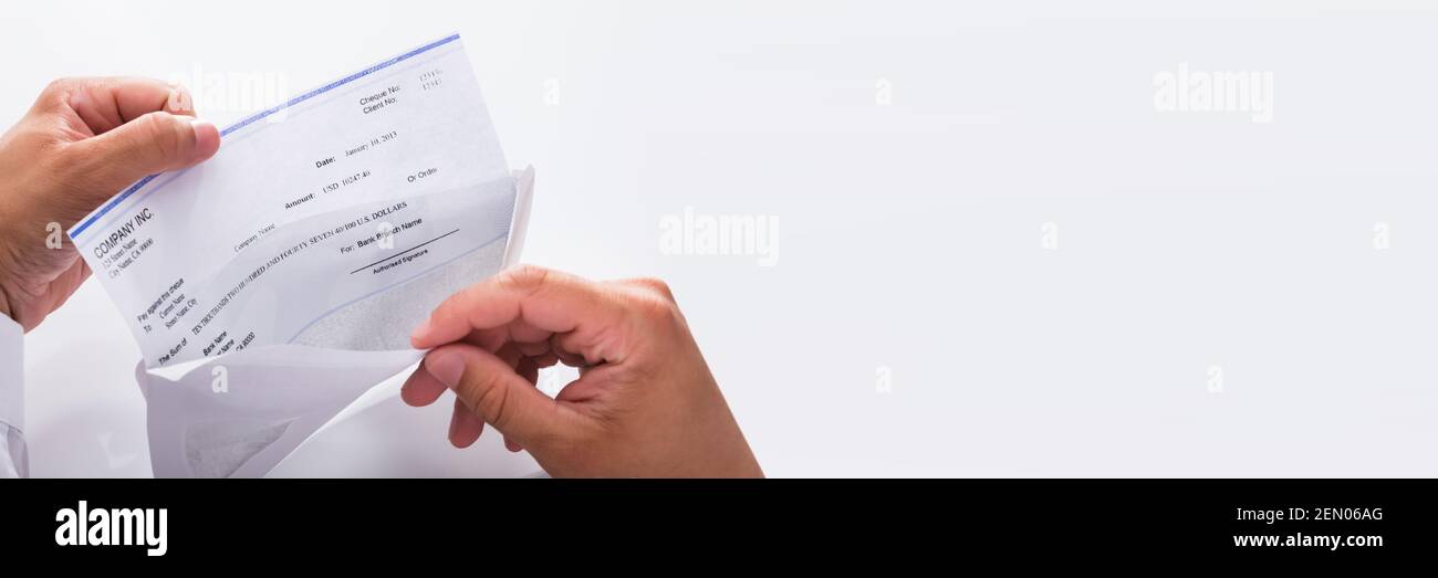 Chèque de paie dans l'enveloppe. Ouverture du chèque de paie. Payer le ...