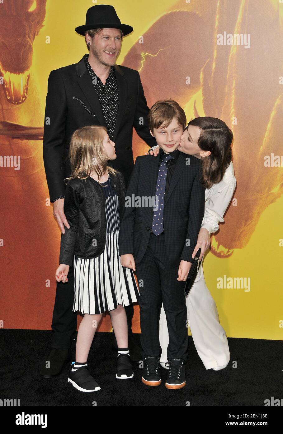 (G-D) Renn Hawkey, Vera Farmiga, Gytta Lubov Hawkey et Fynn Hawke à la ...