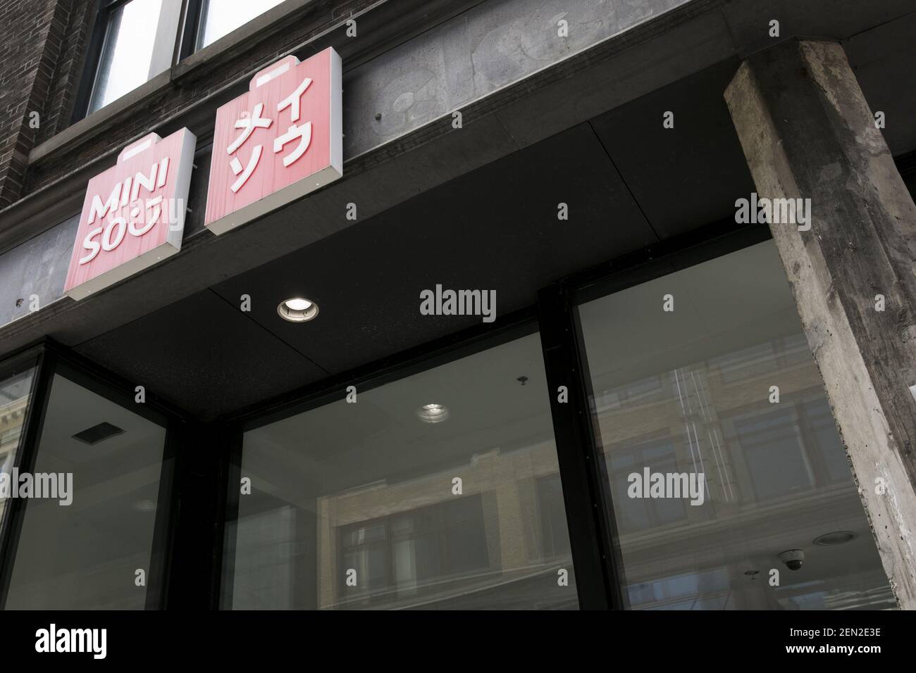 Miniso logo Banque de photographies et d’images à haute résolution - Alamy