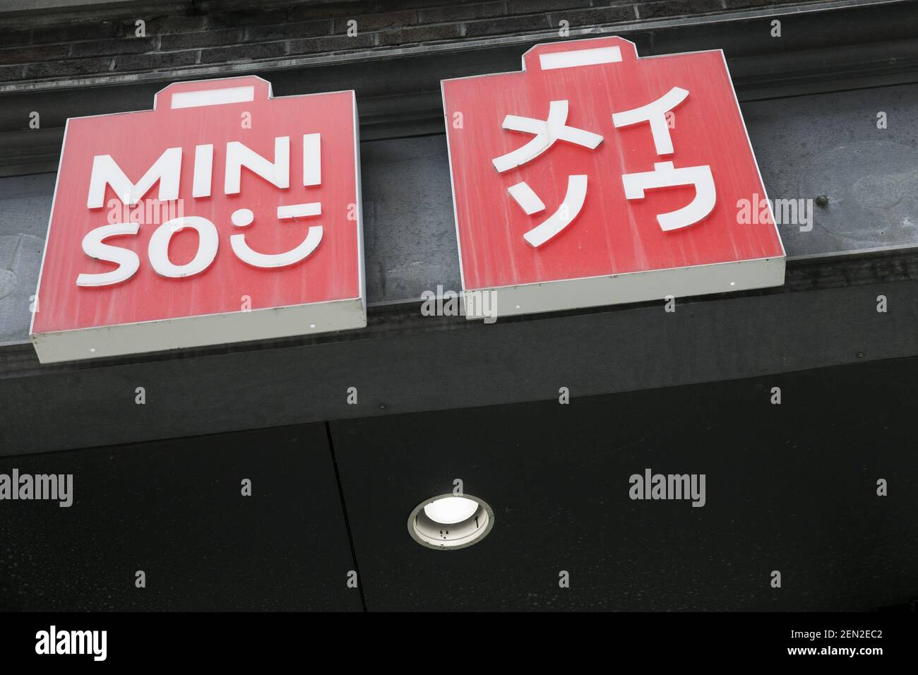 Miniso logo Banque de photographies et d’images à haute résolution - Alamy