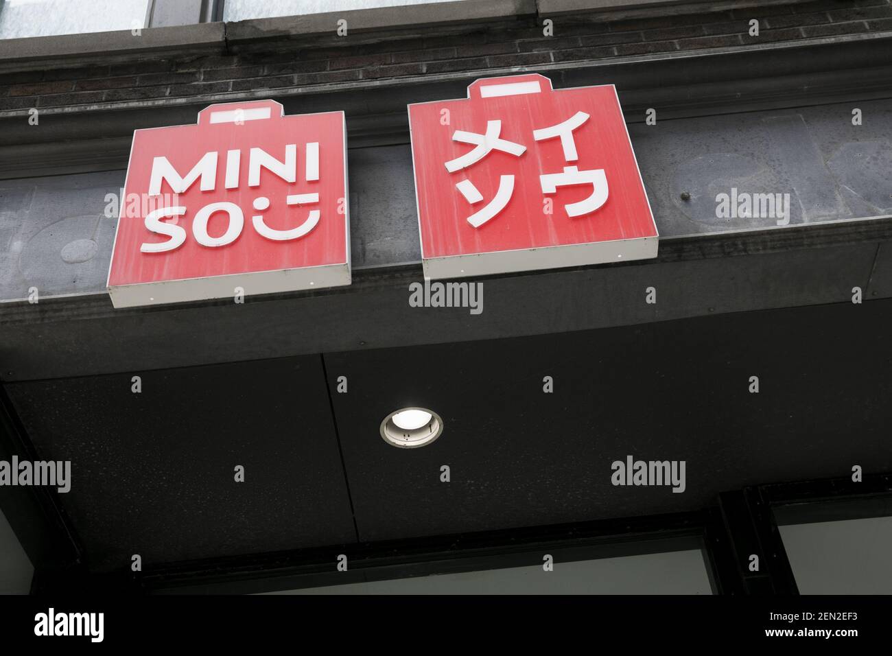 Miniso logo Banque de photographies et d’images à haute résolution - Alamy
