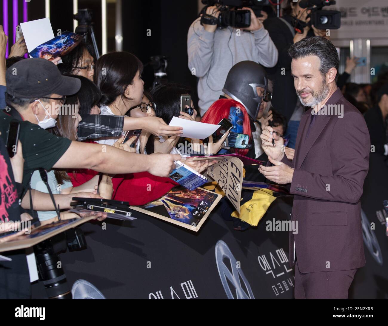 Le réalisateur Simon Kinberg assiste à un tapis rouge pour le film X ...