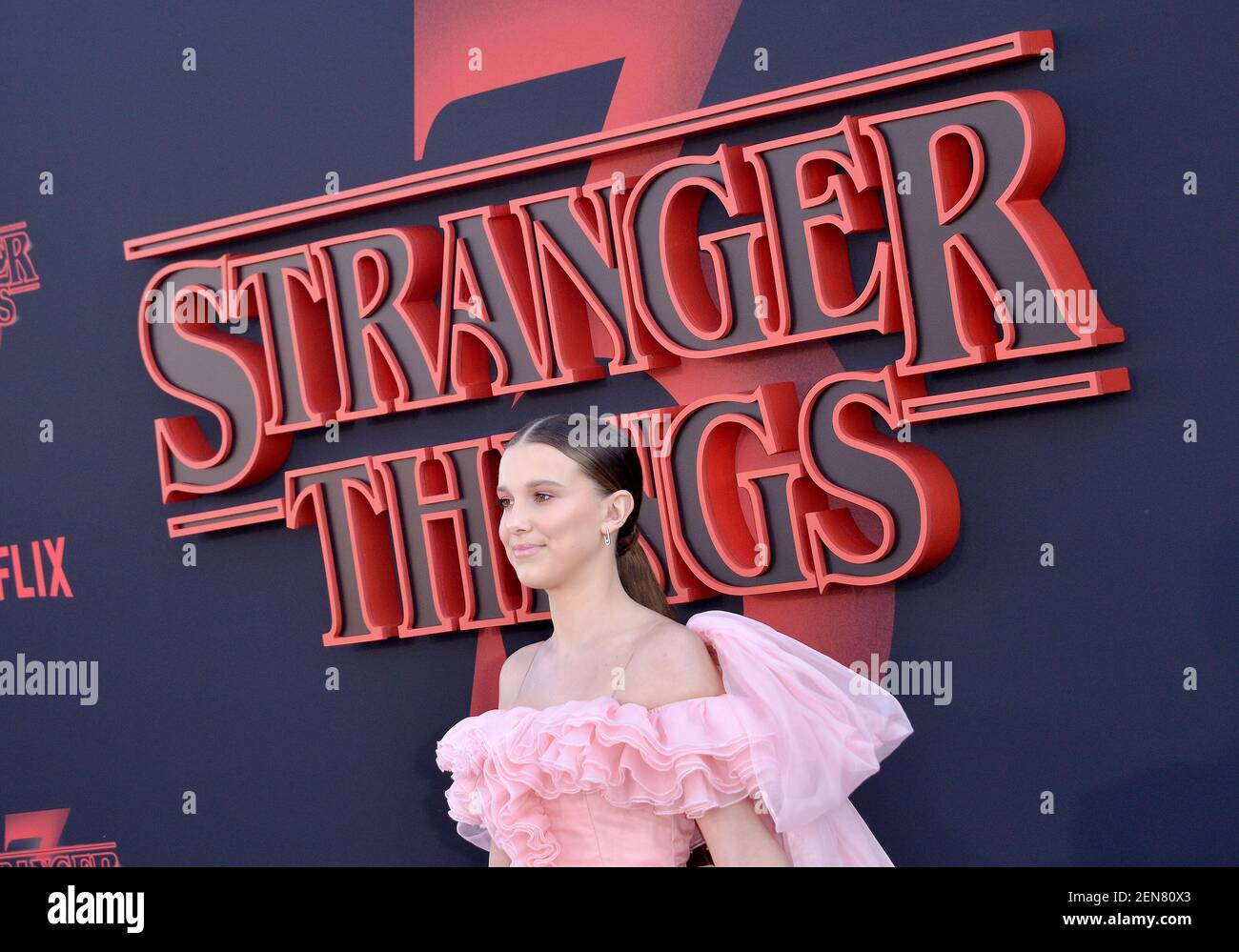Millie Bobby Brown arrive à la première mondiale de Netflix's STRANGER ...