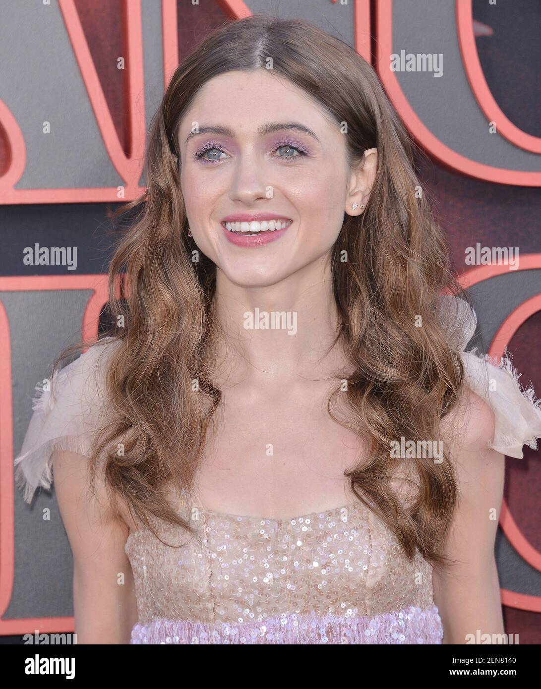 Natalia Dyer arrive à la première mondiale de Netflix STRANGER THINGS 3 ...