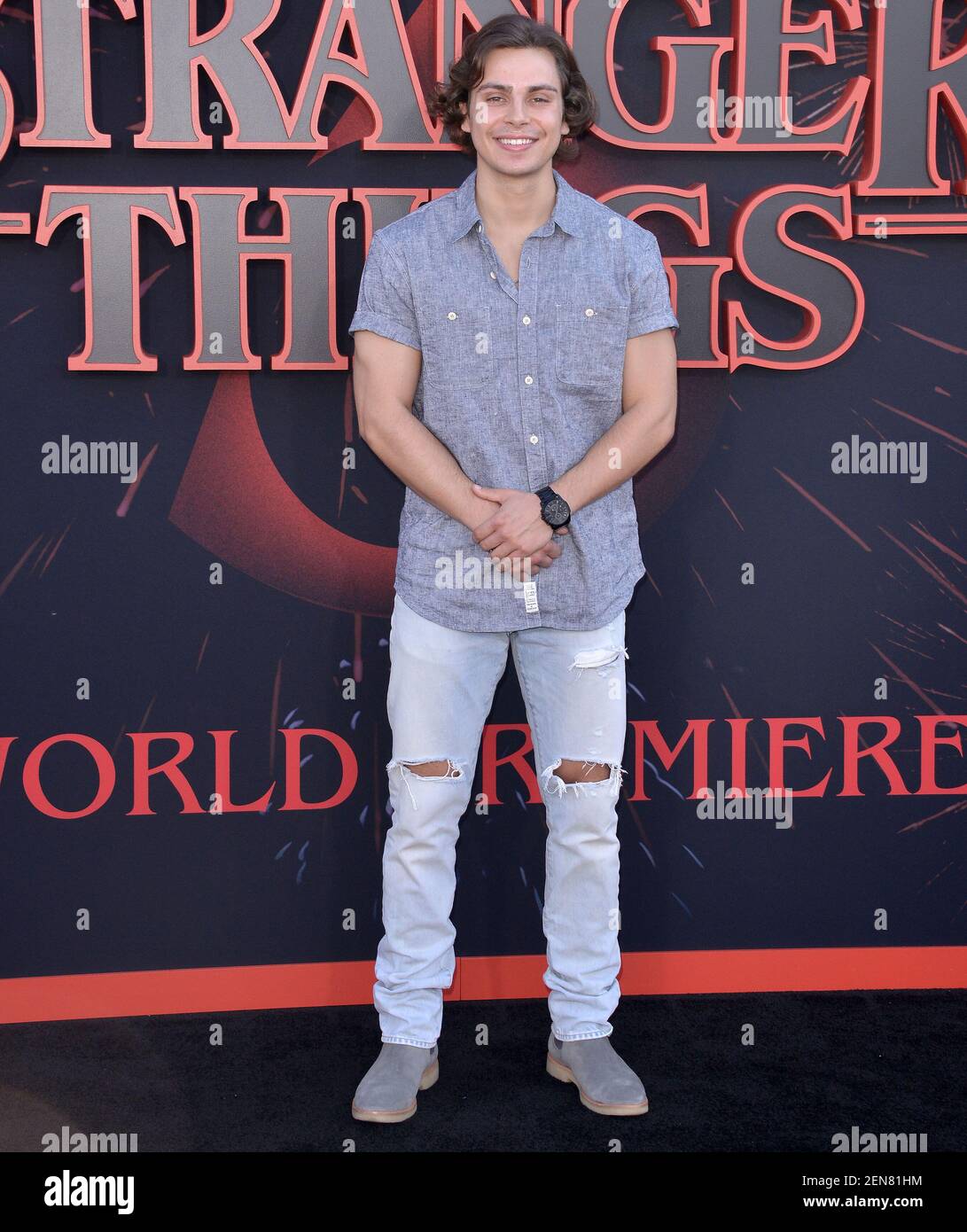 Jake T. Austin arrive à la première mondiale de Netflix STRANGER THINGS ...