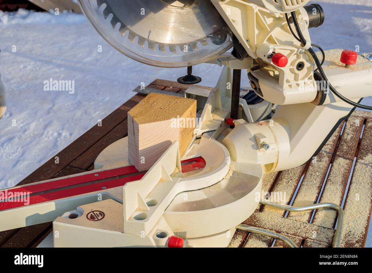 Scie circulaire sur poutres en bois. Scie circulaire pour travailler ...