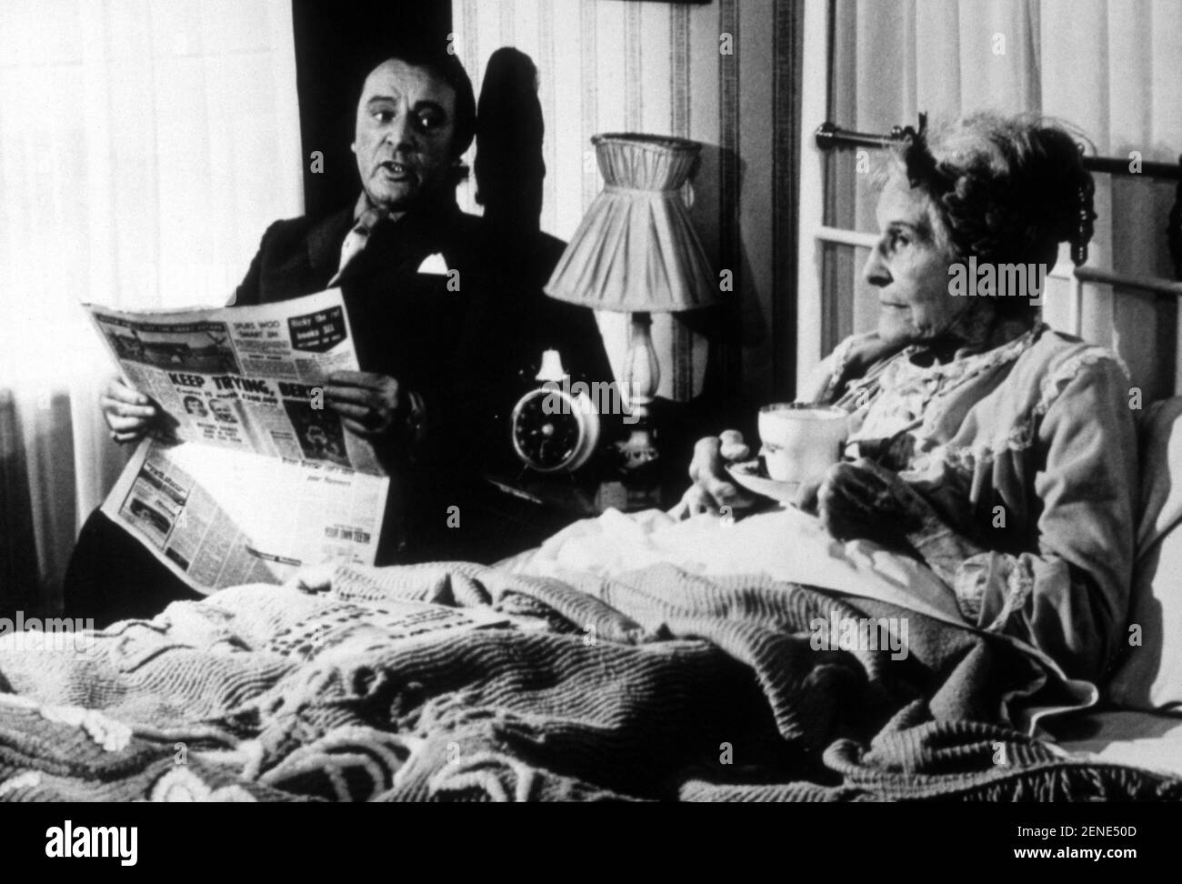 Femme au lit avec froid Banque d'images noir et blanc - Alamy