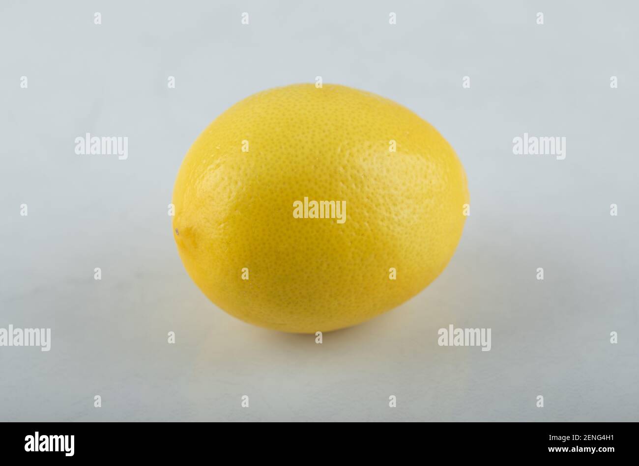 Quartiers de citron frais Banque de photographies et d’images à haute ...