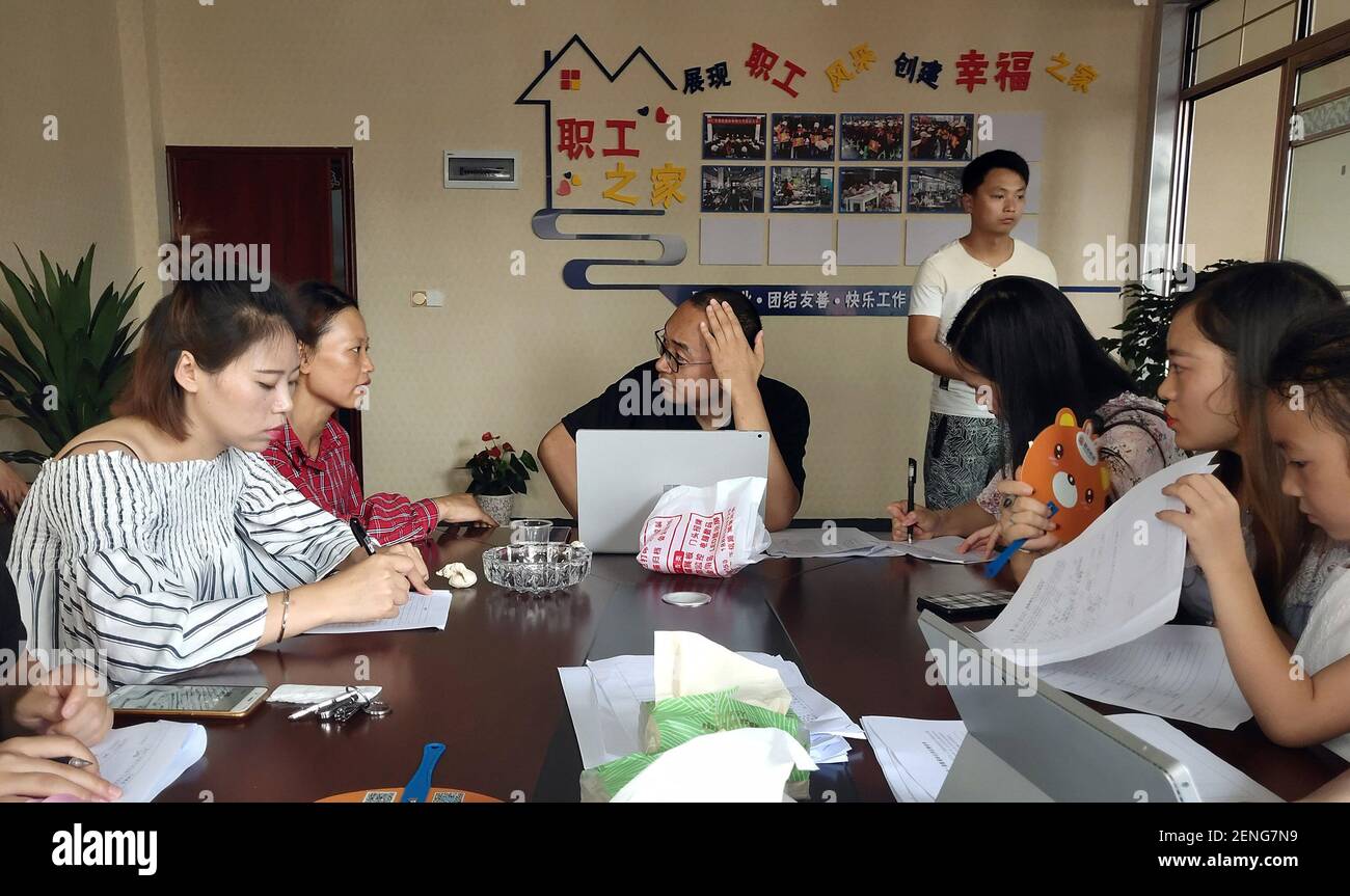 Wang Hongmei, jeune fille chinoise de 23 ans, s'entretient avec ses collègues dans le premier ...