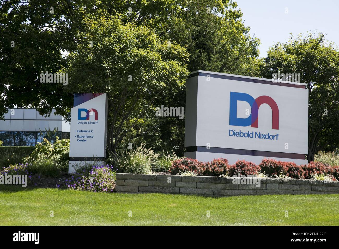 Un logo à l'extérieur du siège social de Diebold Nixdorf dans North ...