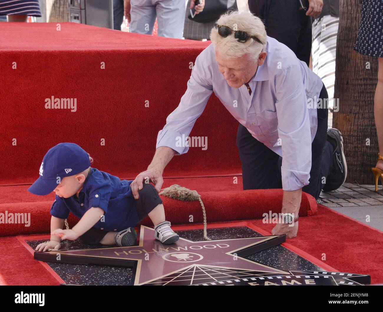 (G-D) Ennis Howard Plemons et le grand-père Klaus Dunst lors de la ...