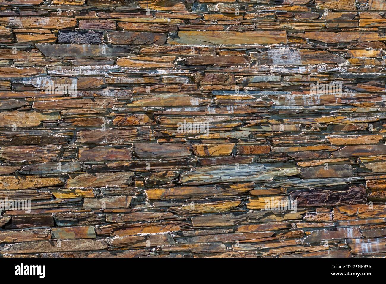 Vue détaillée d'une texture schiste en détail de mur rustique en granit ...