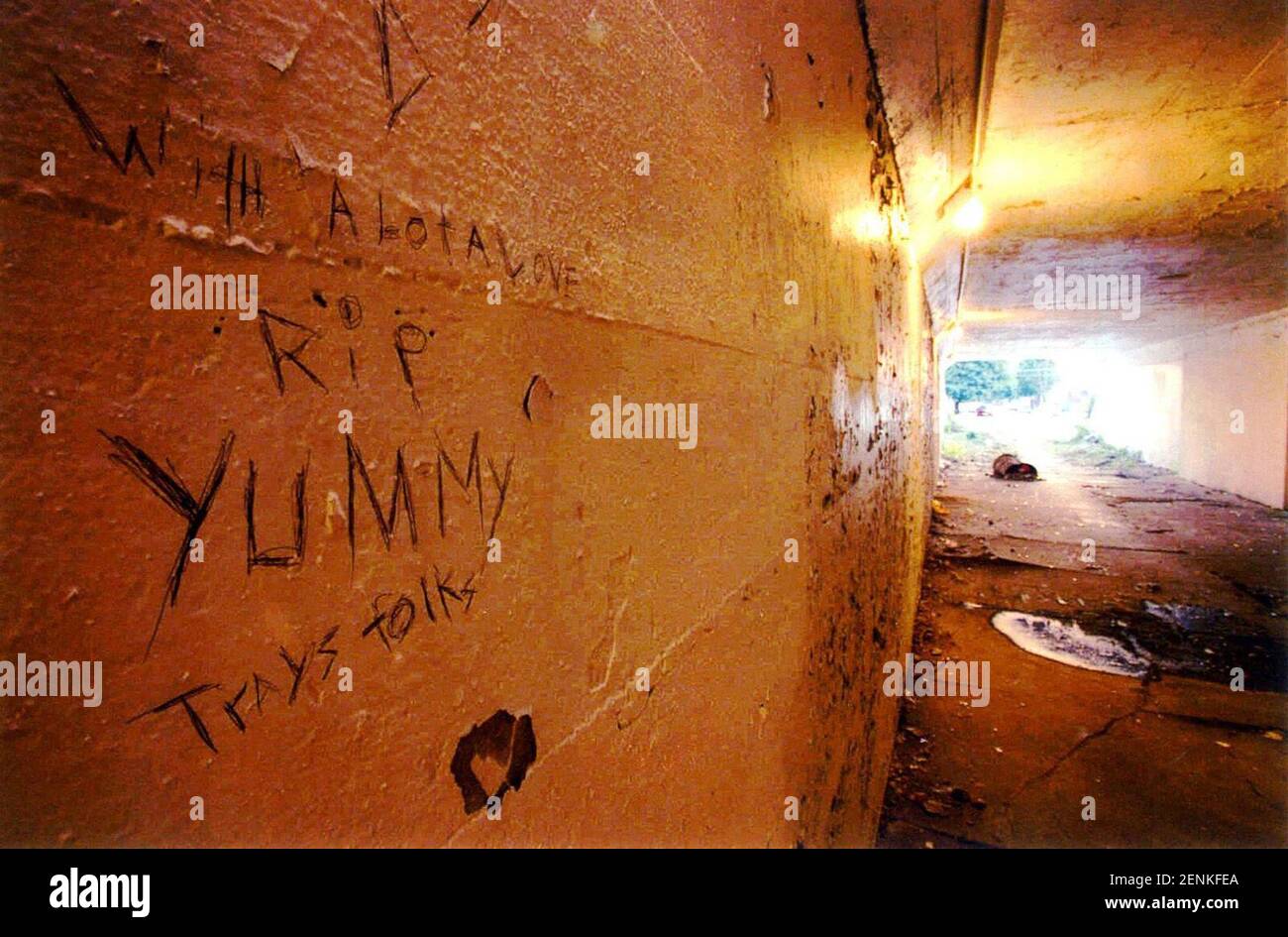 Un graffiti commémoratif à Robert 'Yummy' Sandifer est écrit sur un mur ...