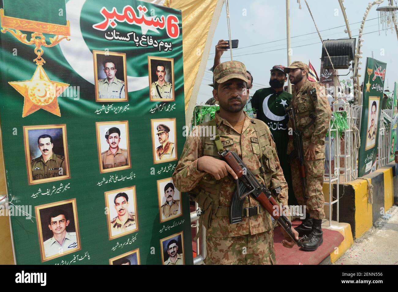 Des soldats et des civils pakistanais participent à la cérémonie de la ...