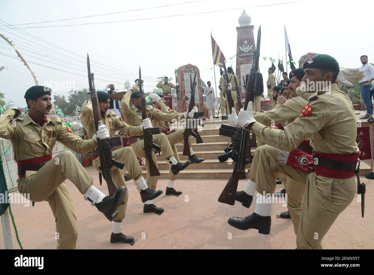 Des soldats et des civils pakistanais participent à la cérémonie de la ...
