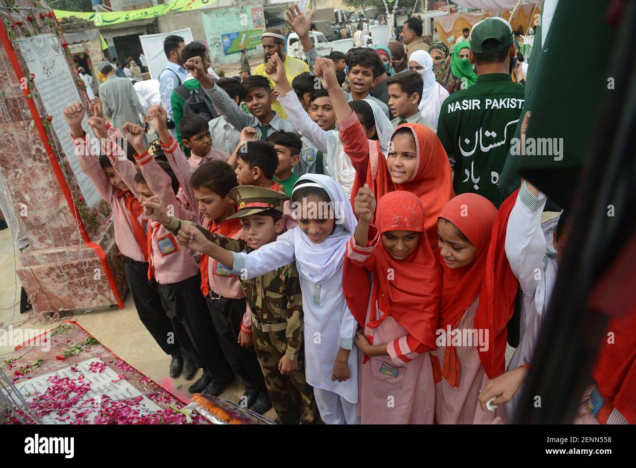 Des soldats et des civils pakistanais participent à la cérémonie de la ...