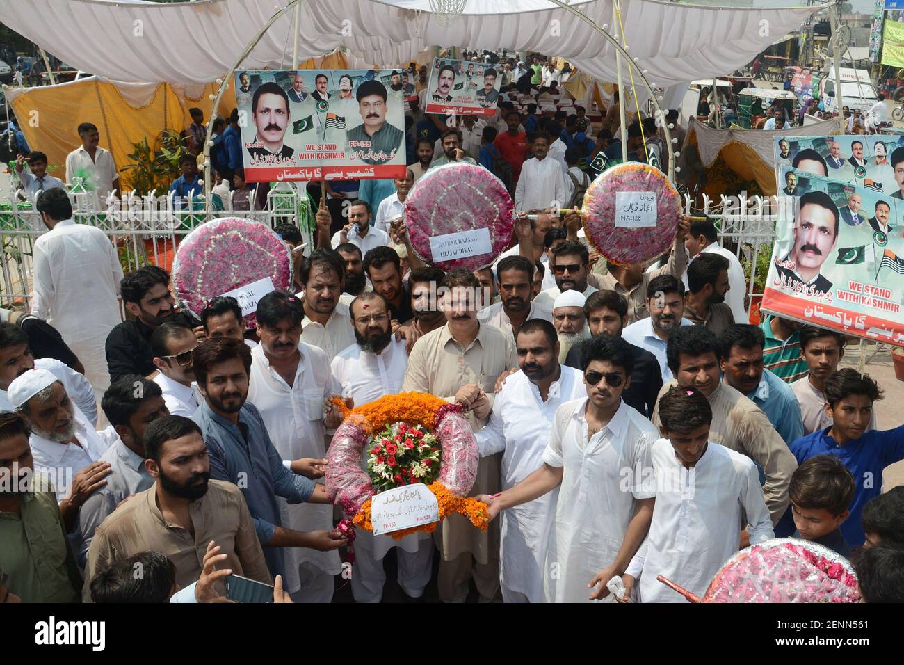 Des soldats et des civils pakistanais participent à la cérémonie de la ...