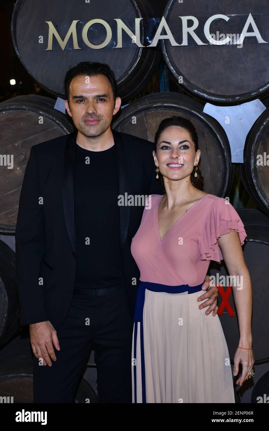 MEXICO, MEXIQUE - SEPTEMBRE 10 : Fernando Rovzar, Barbara Mori pose ...
