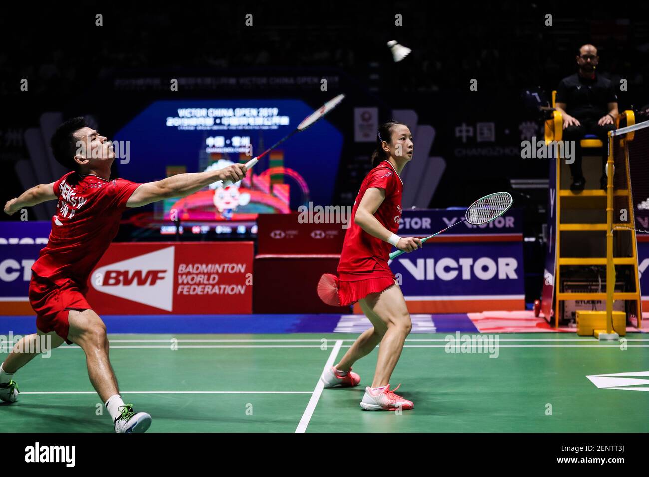 Les joueurs de badminton professionnels chinois Zheng Siwei et Huang Yaqiong affrontent les ...