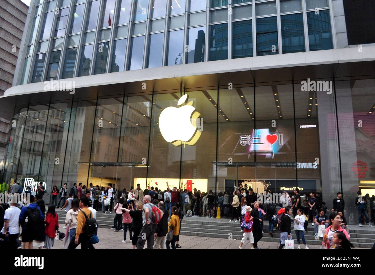 Le magasin Apple Store est rempli de fans qui attendent de découvrir la ...