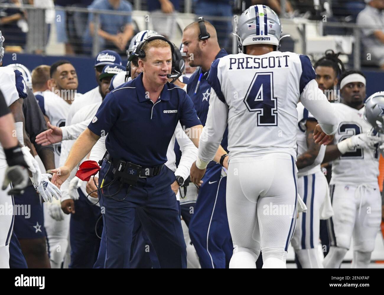 22 septembre 2019 : Jason Garrett, entraîneur-chef des Dallas Cowboys, félicite le quarterback ...