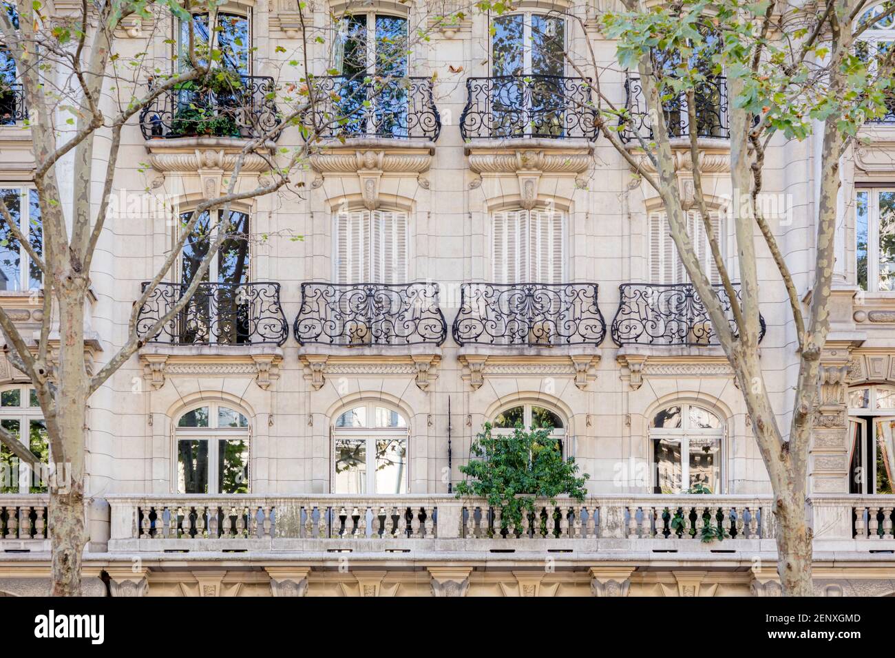 Balcons paris Banque de photographies et d’images à haute résolution ...