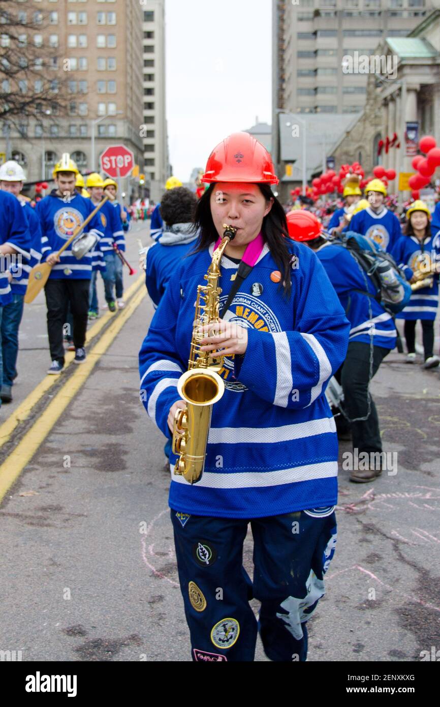 Groupe musical avec casques de chantier et uniforme bleu pour célébrer ...