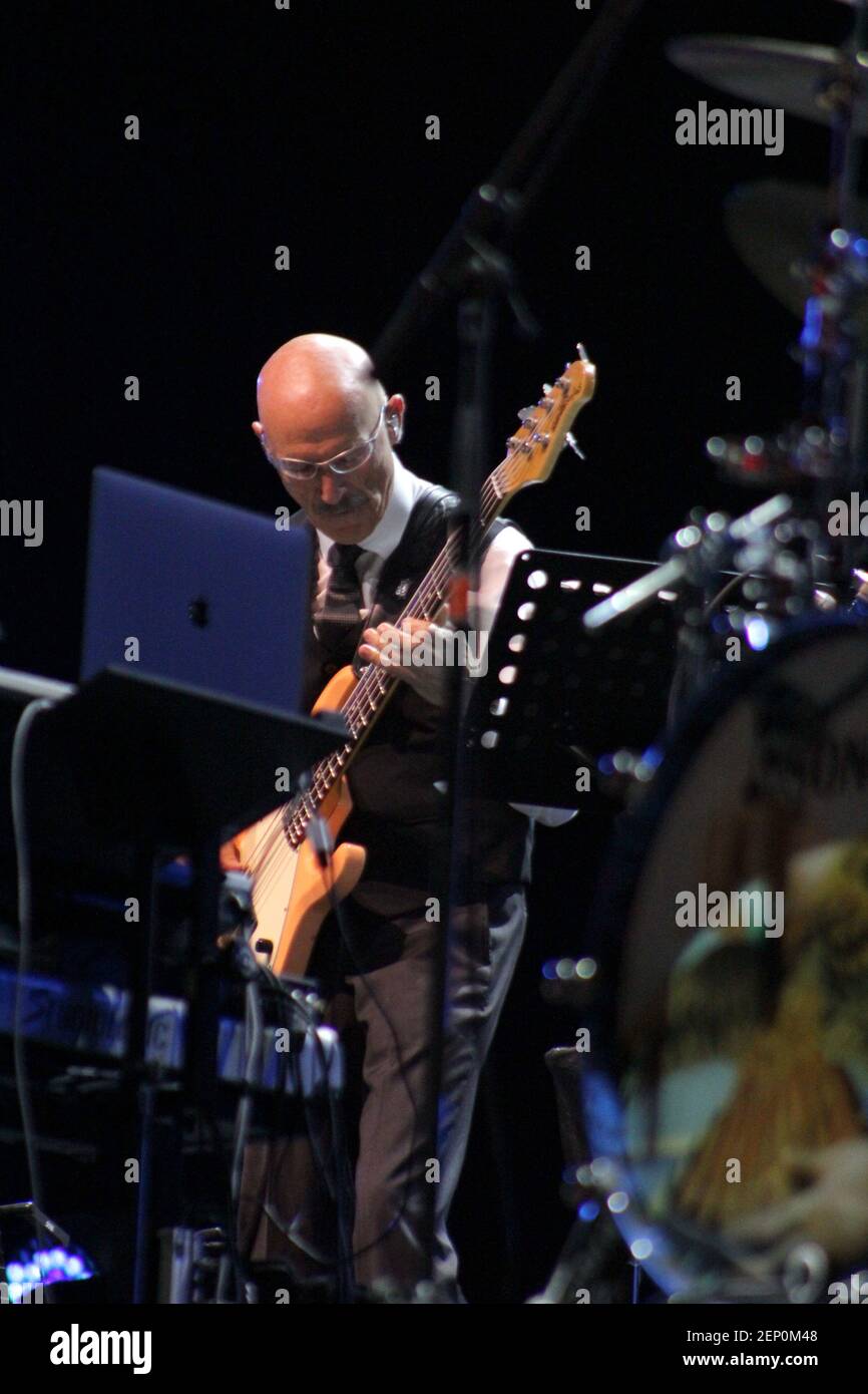 Le groupe King Crimson formé par Tony Levin (basse), Mel Collins ...
