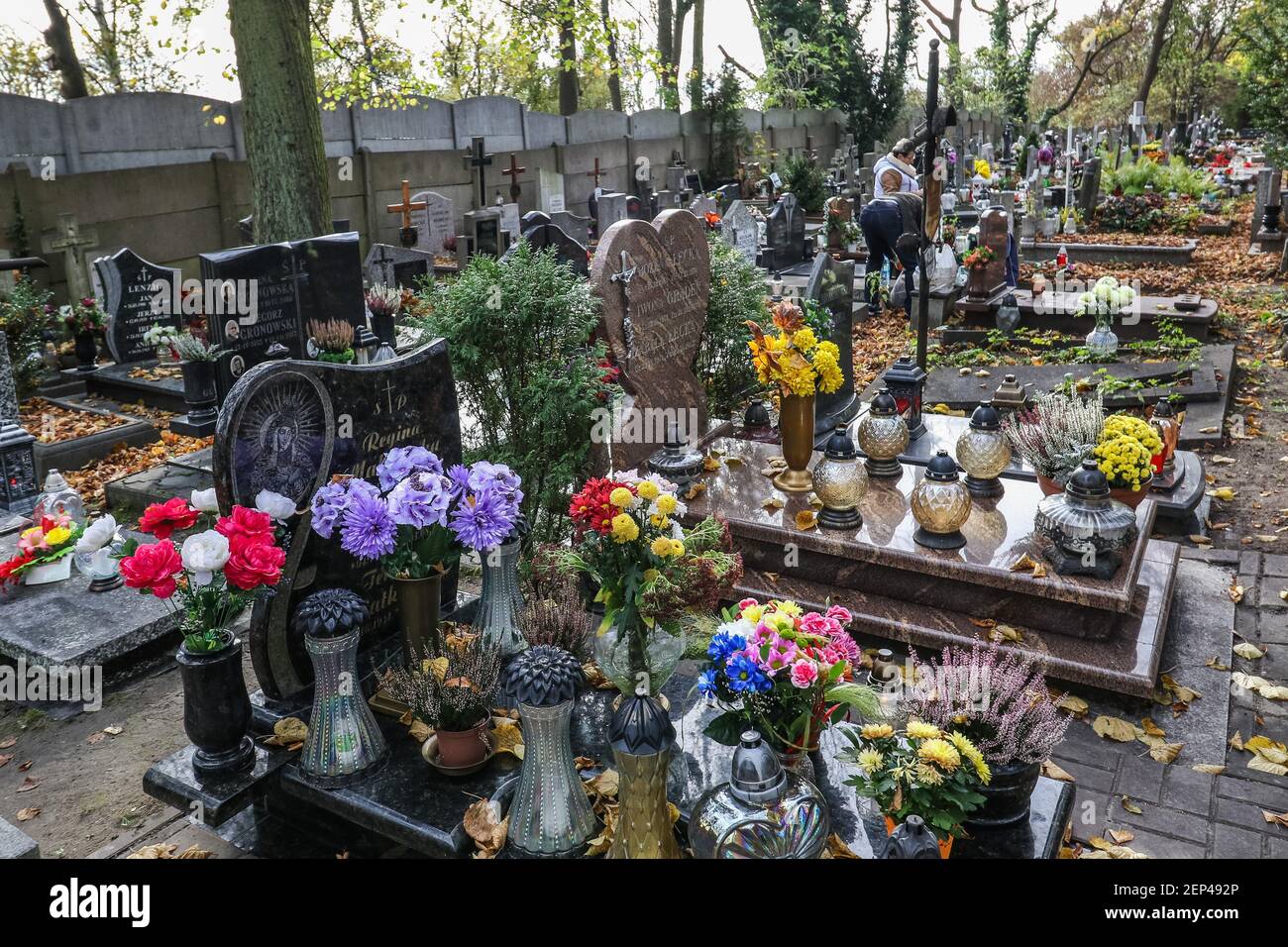 Gdansk, Pologne 26 octobre 2019 tombes avec croix catholique décorées ...