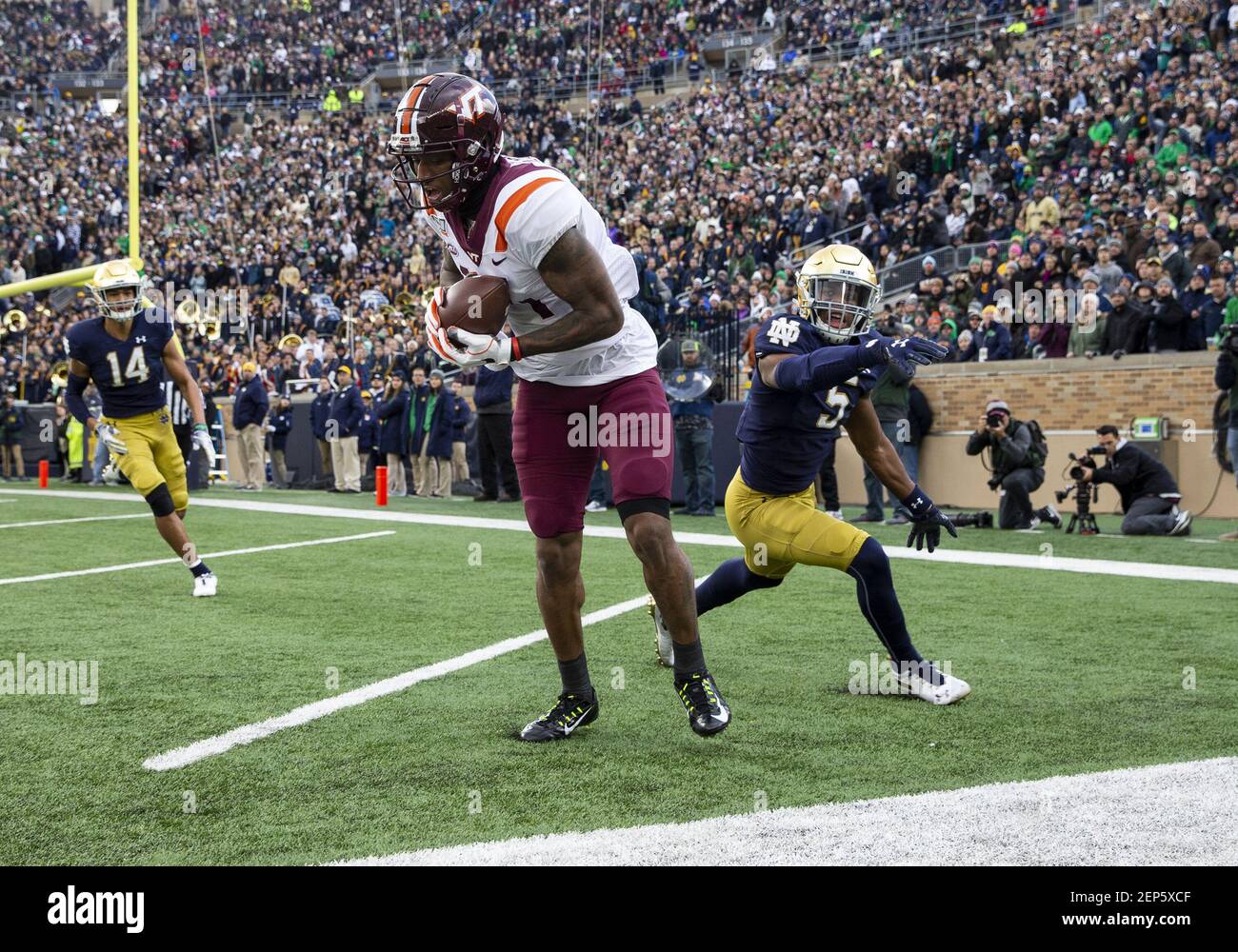 02 novembre 2019 : le receveur de Virginia Tech Wide Damon Hazelton (14 ...