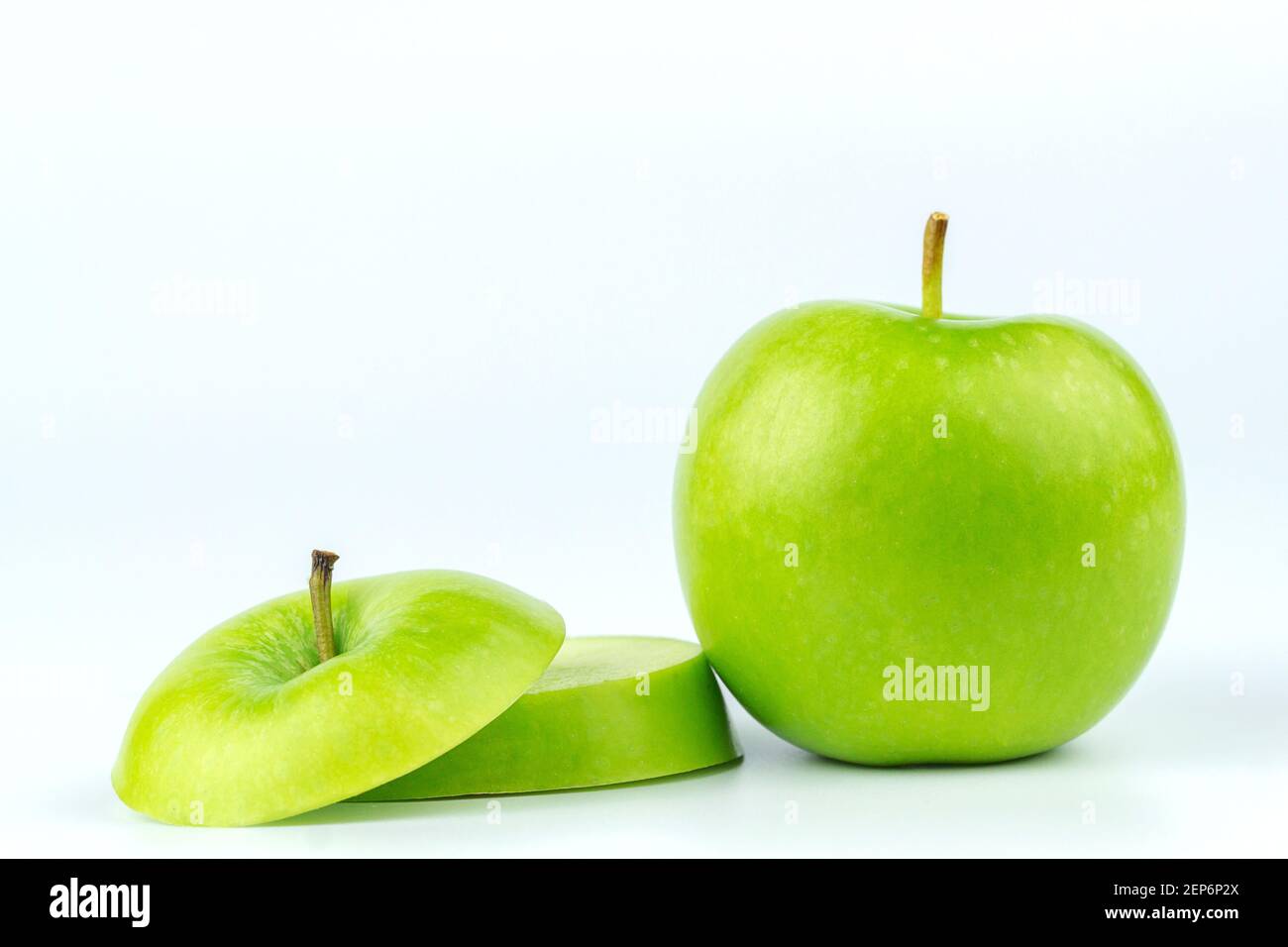 Fruit entier de pomme verte avec tranche (coupée) isolée sur fond blanc ...