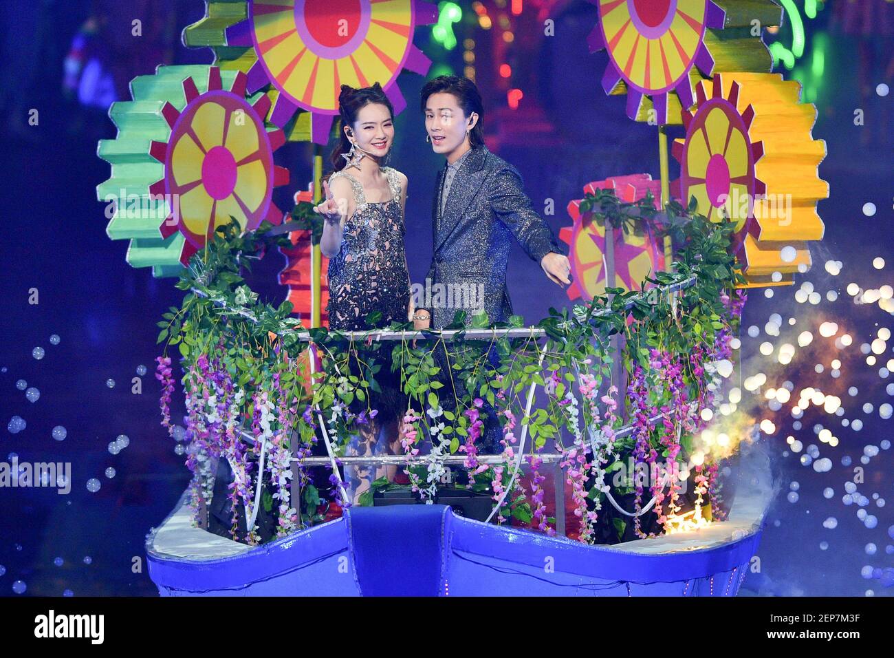 La chanteuse et actrice chinoise Qi Wei, à gauche, et son mari Nathan ...