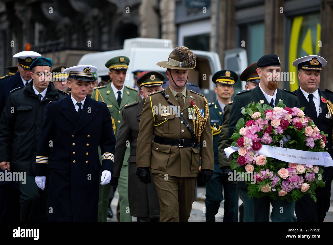 L'illustration montre une commémoration de la première Guerre mondiale ...