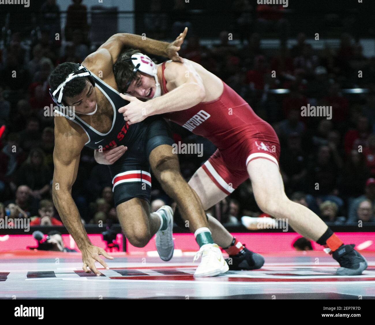 Les cardinaux de Stanford Tyler Eischens (rouge) lutte contre les ...