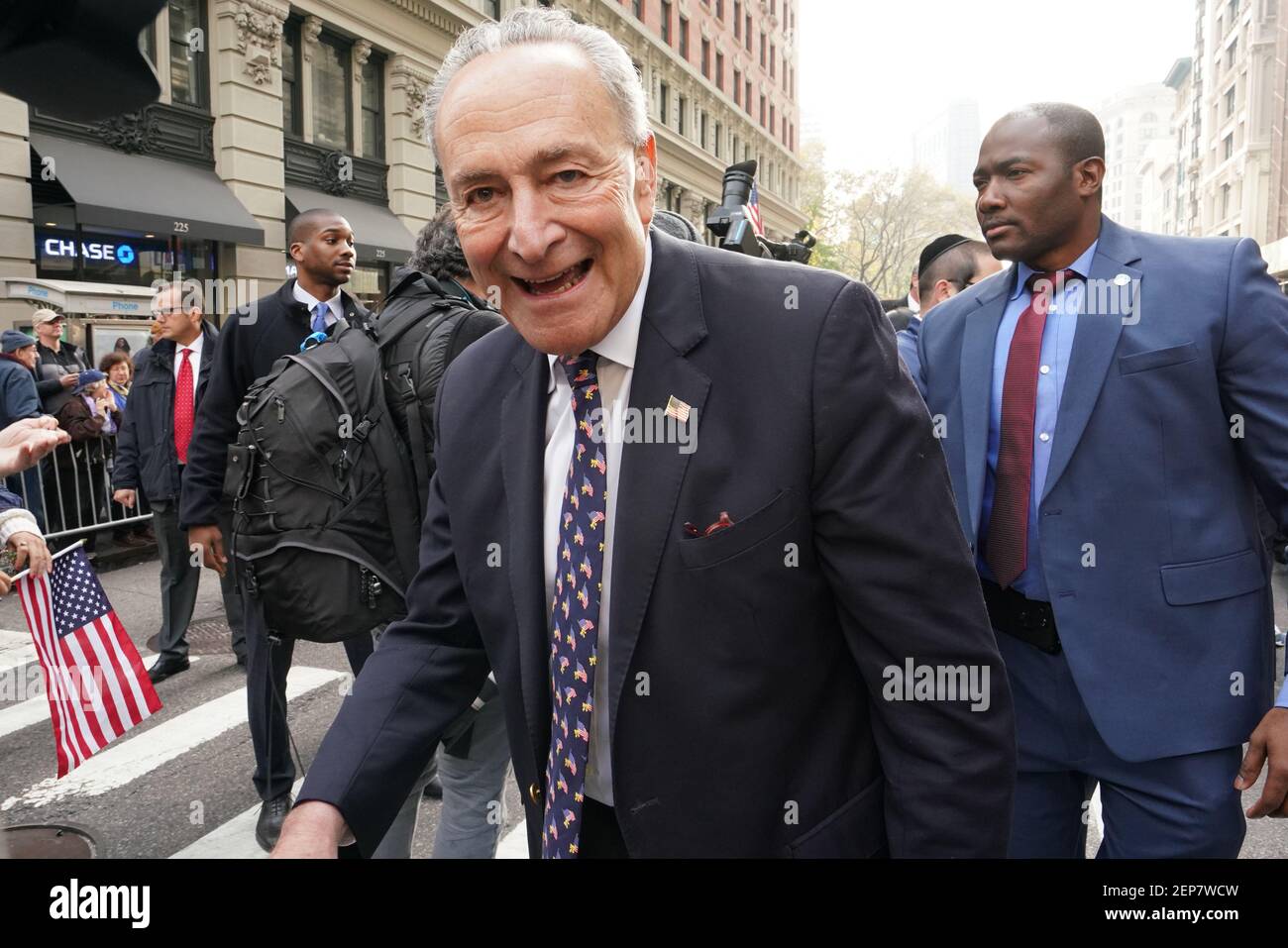 Le sénateur de l'État de New York Chuck Schumer lors de la parade de la ...