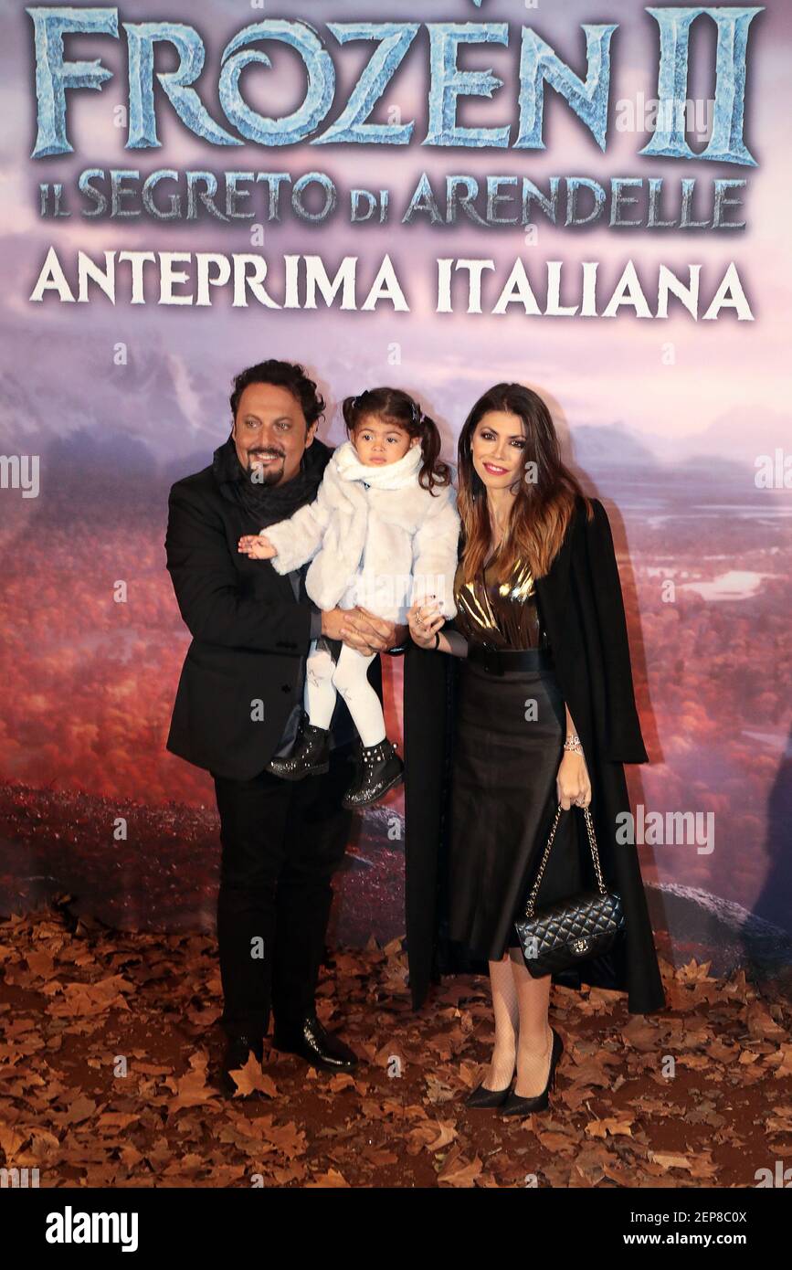 Enrico Brignano (OLAF) avec Flora Canto et sa fille participent au ...