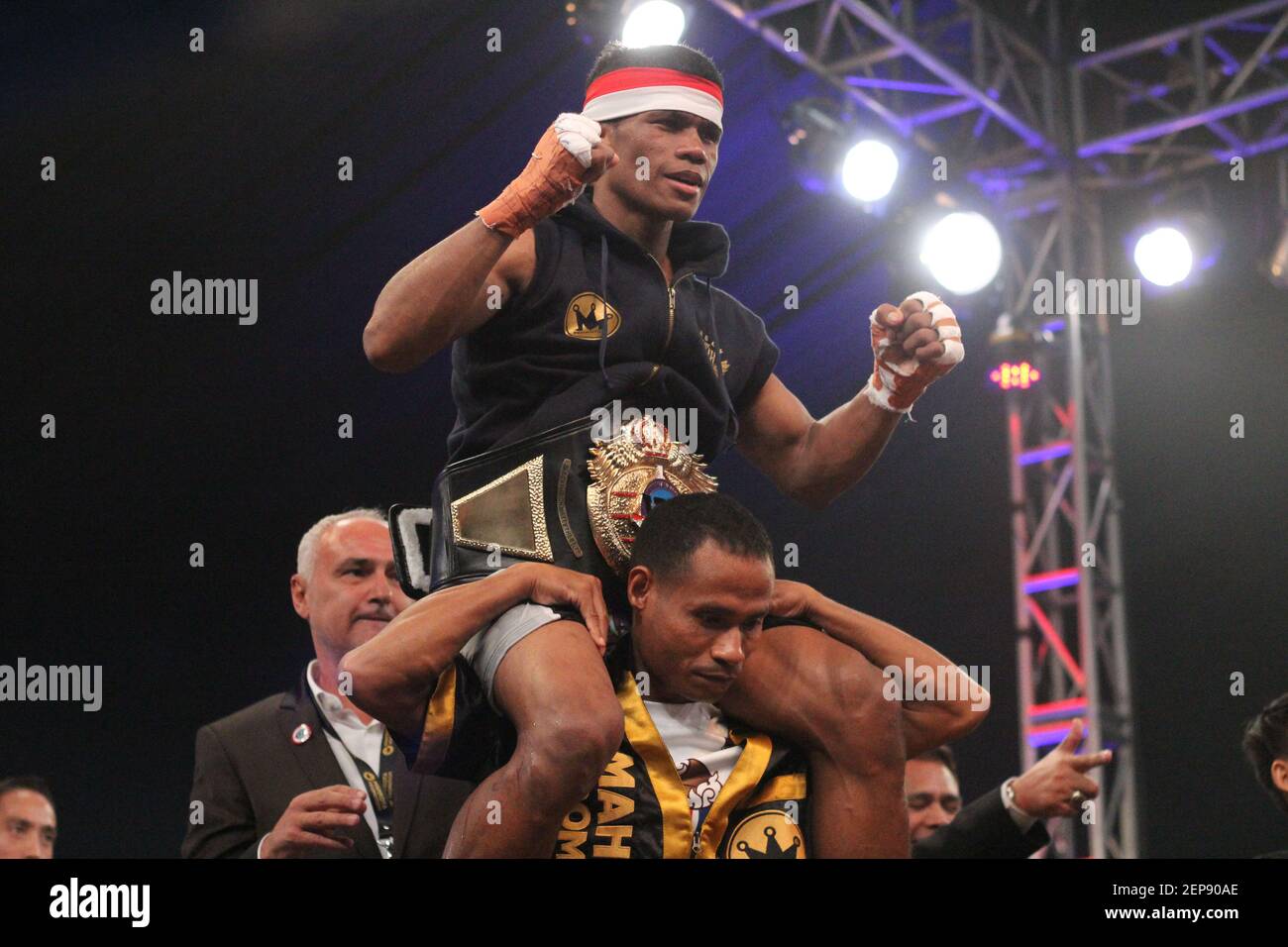 Le boxer indonésien Ongen Saknosiwi a fêté sa victoire contre le boxeur ...