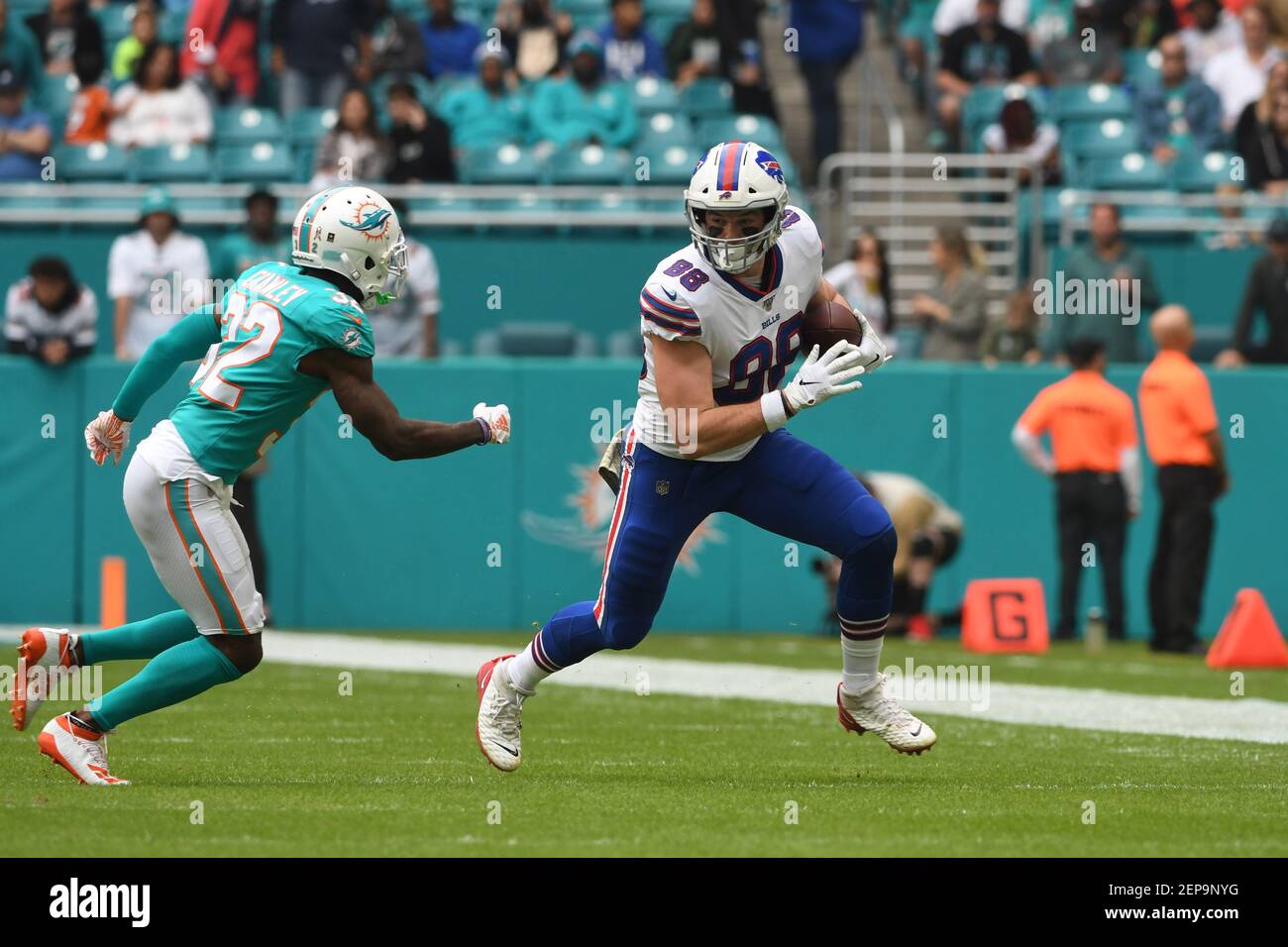 17 novembre 2019 : Dawson KNOX #88 de Buffalo évite Ken Crawley #32 de ...