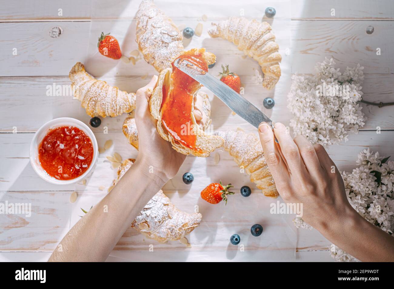 les mains des femmes sur la confiture de croissant Photo Stock - Alamy