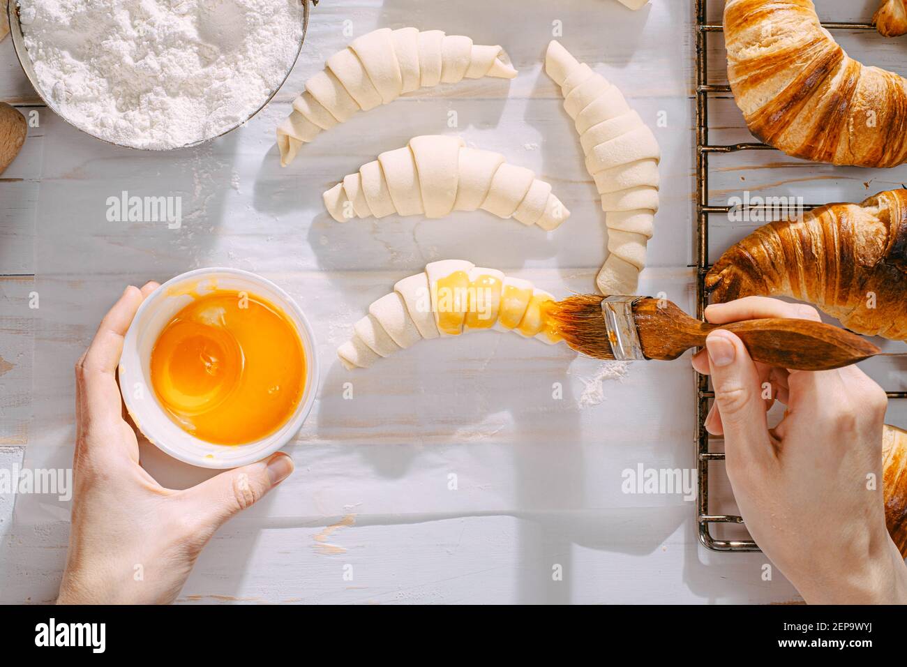 le chef cuisent des croissants dans la cuisine le matin, sur la table ...