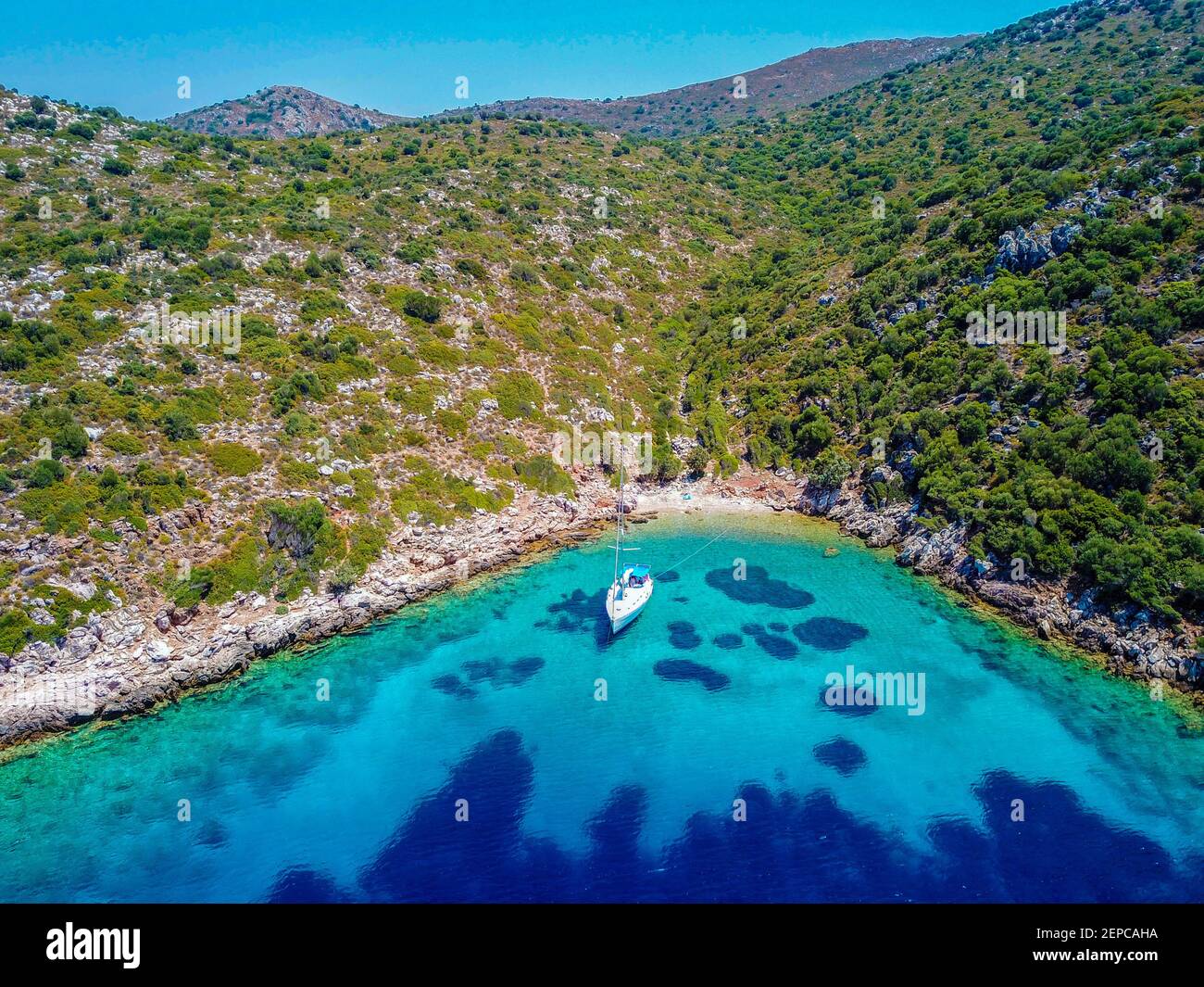 Vue aérienne du bateau à voile ancré dans la couleur turquoise ...