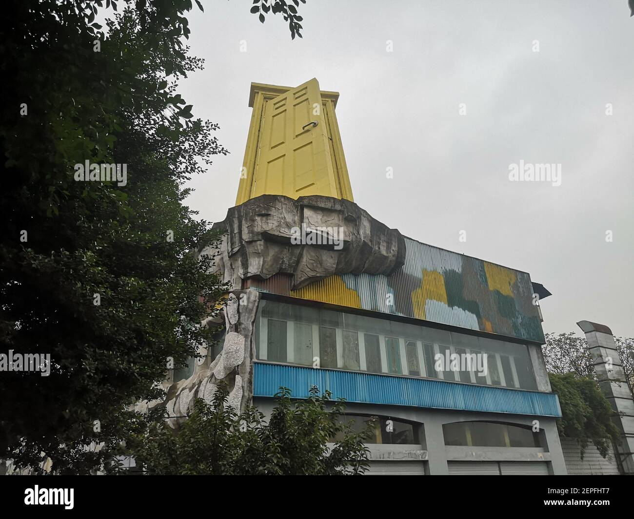 Chongqing, CHINE-UNE porte géante de 9 mètres de haut se dresse sur le ...