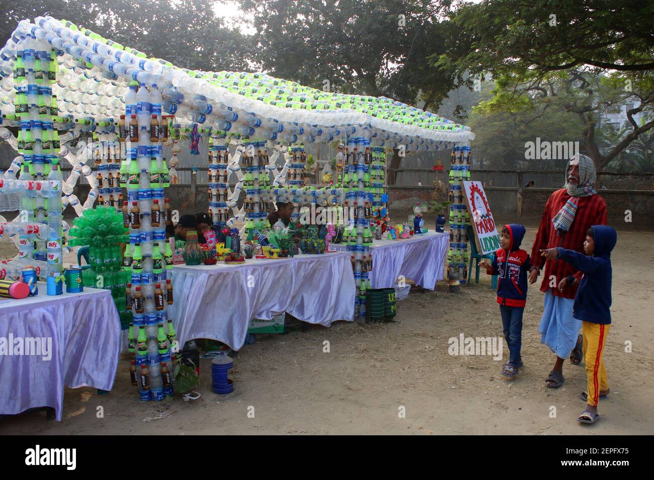 Bouteilles en plastique vides utilisées pour construire un stand à l'exposition de Dhaka. Les ...
