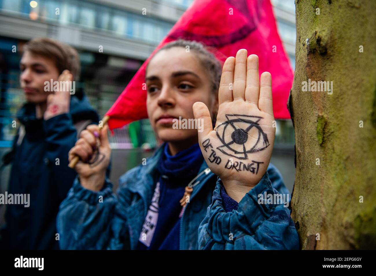 Une activiste du climat avec un œil peint dans sa paume pendant la ...